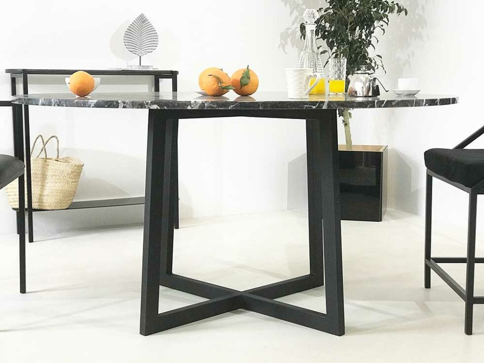 Table à manger ronde en marbre ou granit. Pied trapèze original.